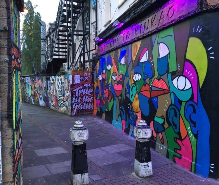 Vibrant Expressions of Love: Hunto's Street Art in London